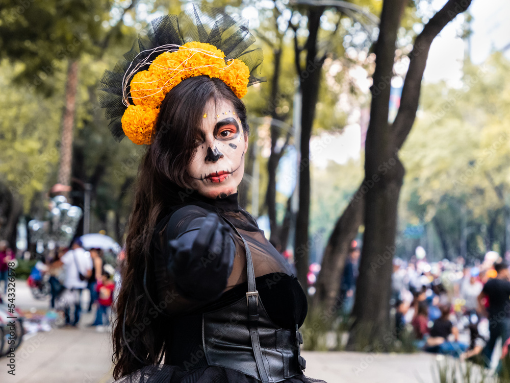 Mujer caracterizada como catrina con arreglo floral de cempasúchil en ...