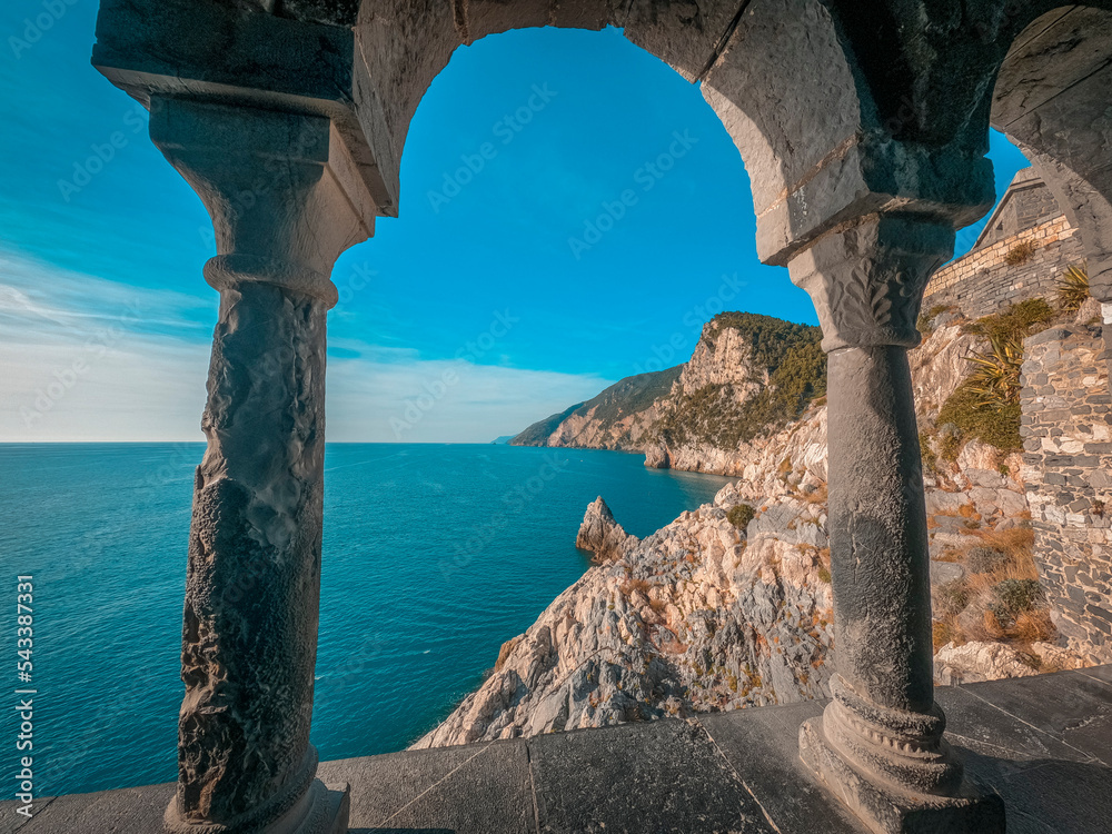 Stockfoto dalla terrazza si vede il mare e la costa ligure | Adobe Stock