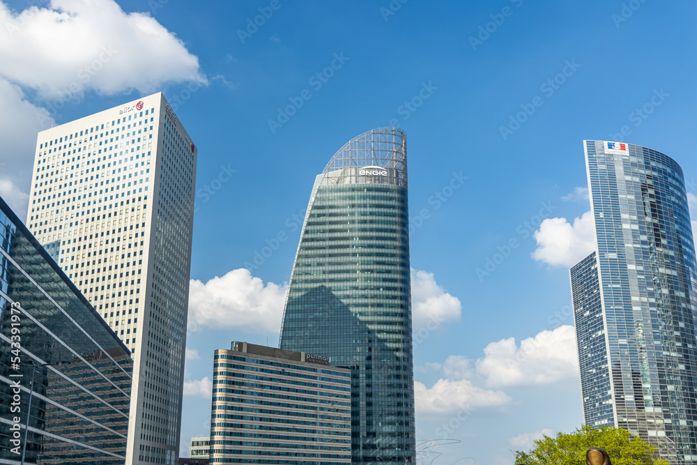 Foto de Tour Egee, Tour T1 and Tour Sequoia towers in La Defense business district in Paris ...