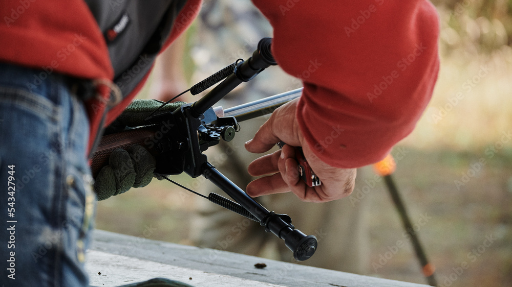 Foto de Repair of a sniper rifle (legs of a sniper rifle) do Stock ...