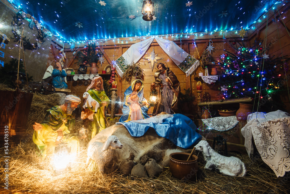 Foto de Christmas crib at a Cologne Christmas market. The scene where ...