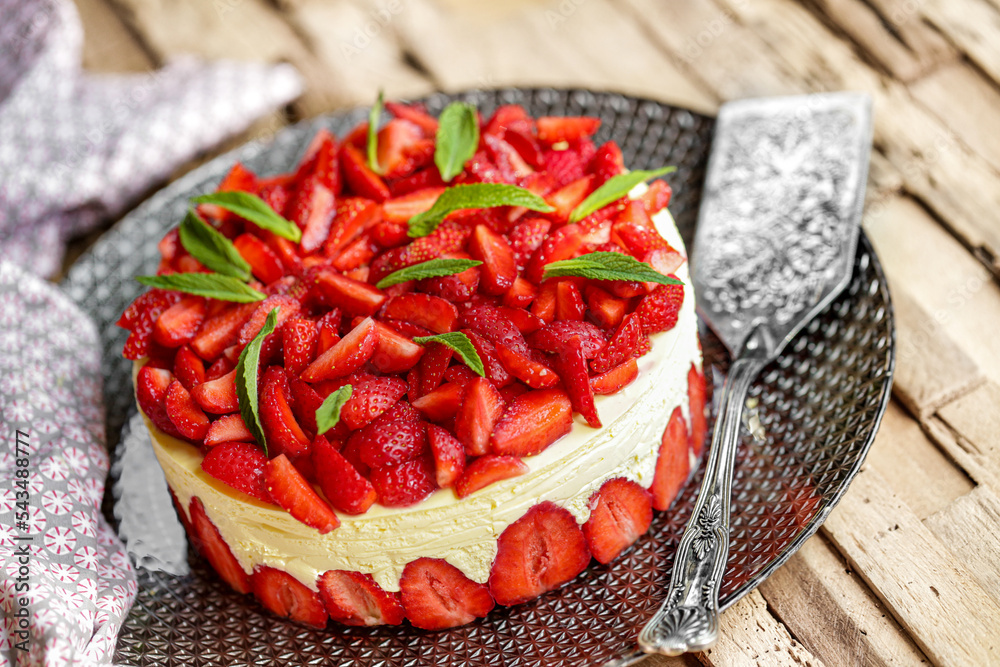 gâteau fraisier entier sur table en bois Stock Photo | Adobe Stock