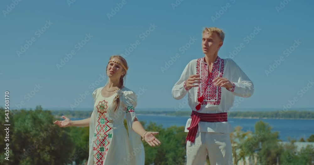 Vidéo Stock Slavic man and woman sing songs with inspiration in nature ...