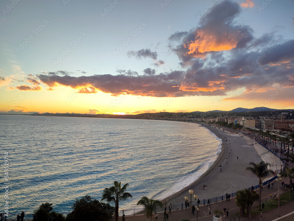 Coucher de soleil sur la baie des anges et la promenade des anglais à ...