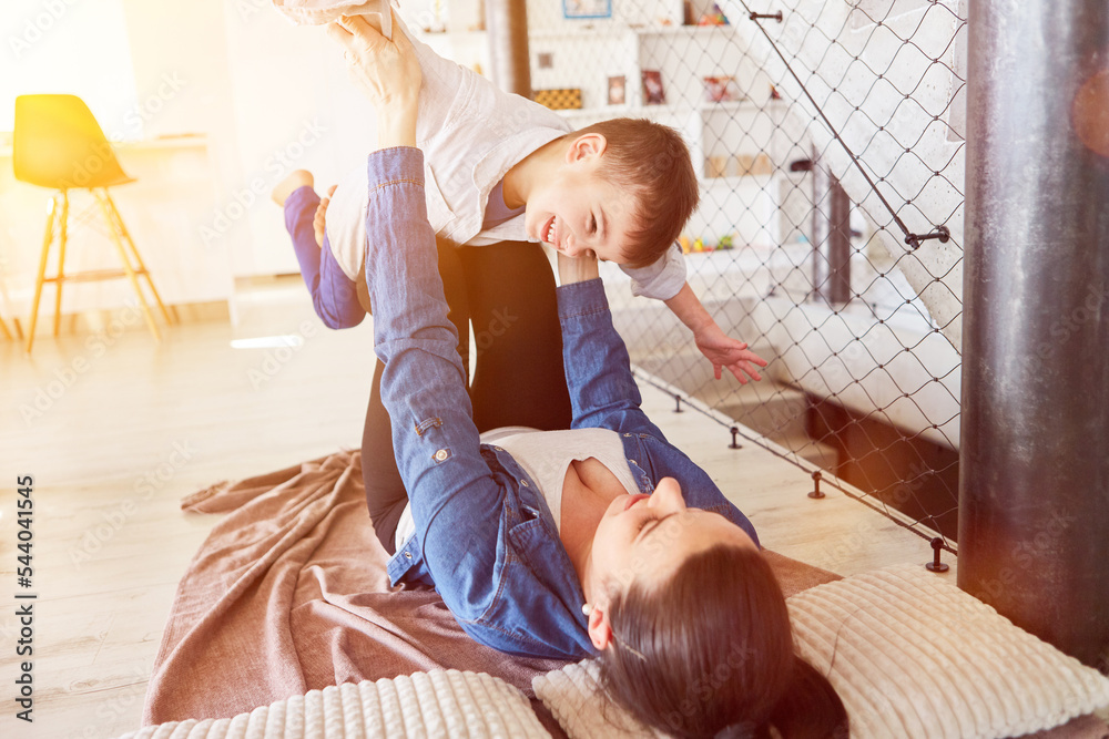 Mutter und Kind toben zusammen und haben Spaß Stock Photo | Adobe Stock