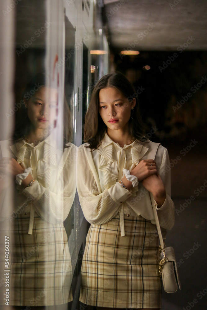 It's the mood that is interesting. What is she thinking of? Does she ...