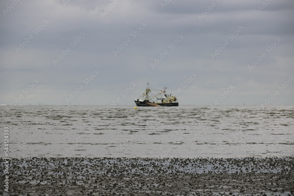 Nordsee bei Ebbe mit Fischkutter in der Fahrrinne vor Cuxhaven Stock ...