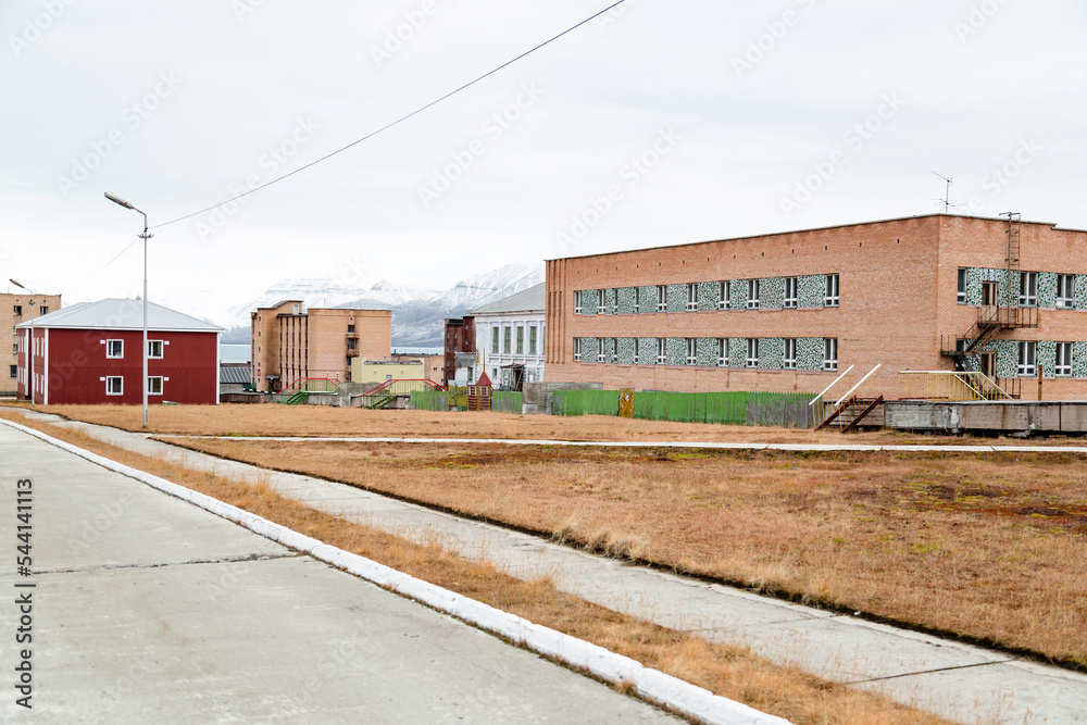 Foto de Abandoned Russian - soviet arctic settlement with the bust of ...