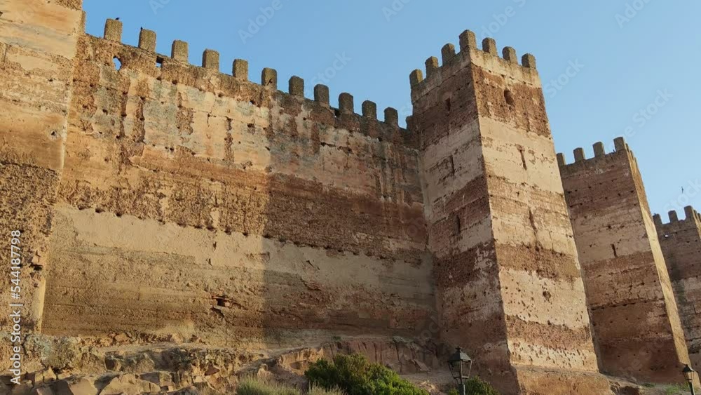 Torreones y muralla almenada del antiguo castillo medieval de origen ...