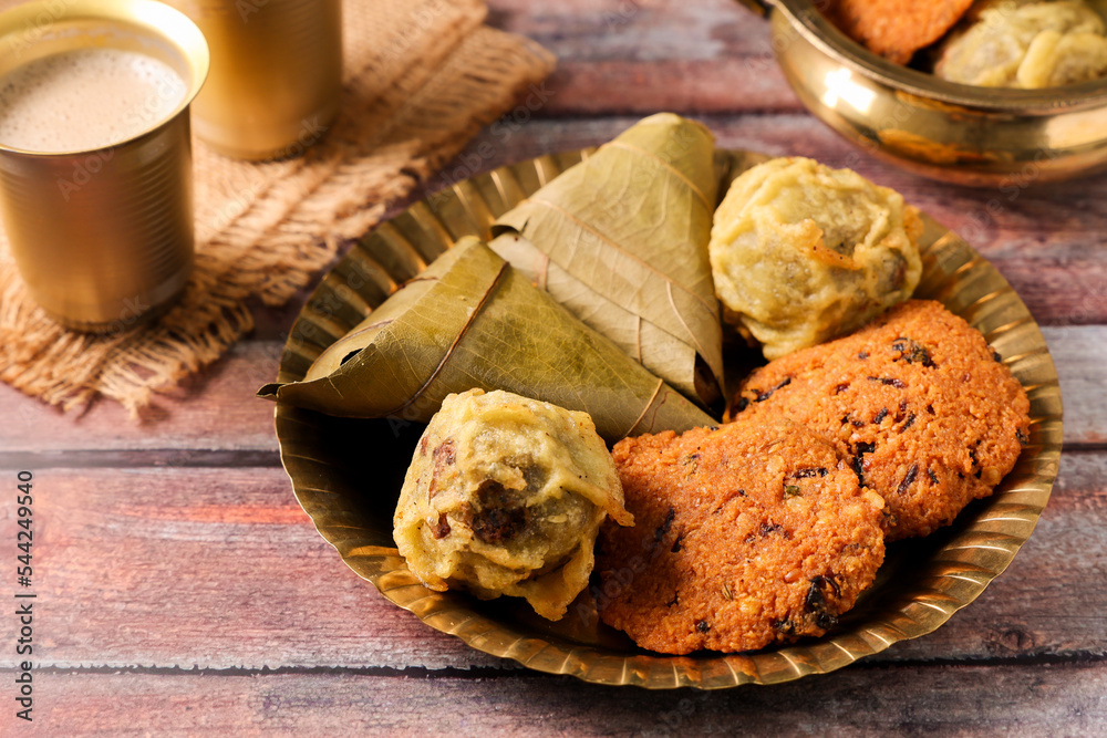Sukhiyan or Sugiyan Parippu Vada Ila Ada Sweet rice dumplings Elayada ...