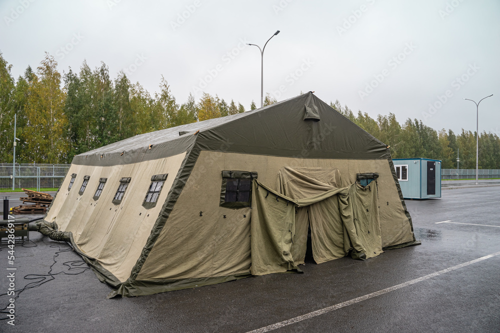 Foto de Military tent. Military base with temporary barracks. Exercises ...