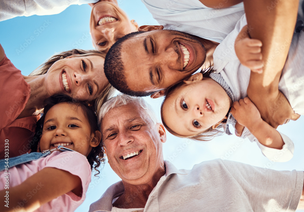 Foto de Diversity, huddle and family with smile, happy and bonding ...