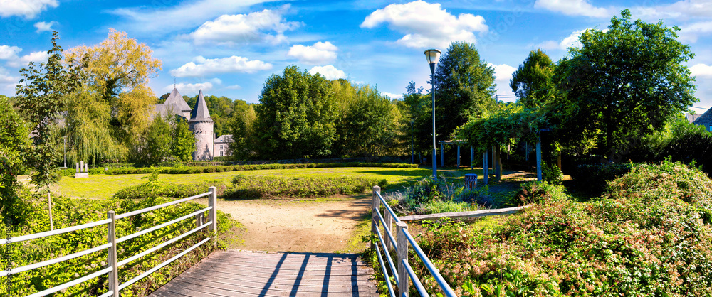 Fotka „Spontin Castle (French: Château de Spontin) is a medieval castle ...