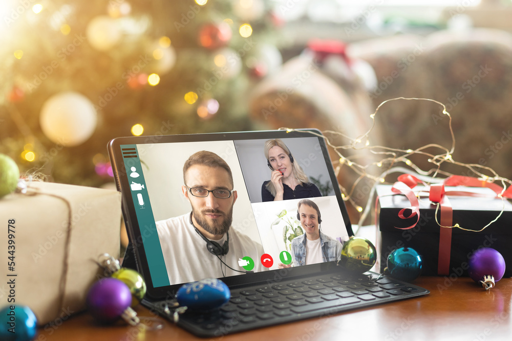 Virtual Christmas tree meeting team teleworking. Family video call ...