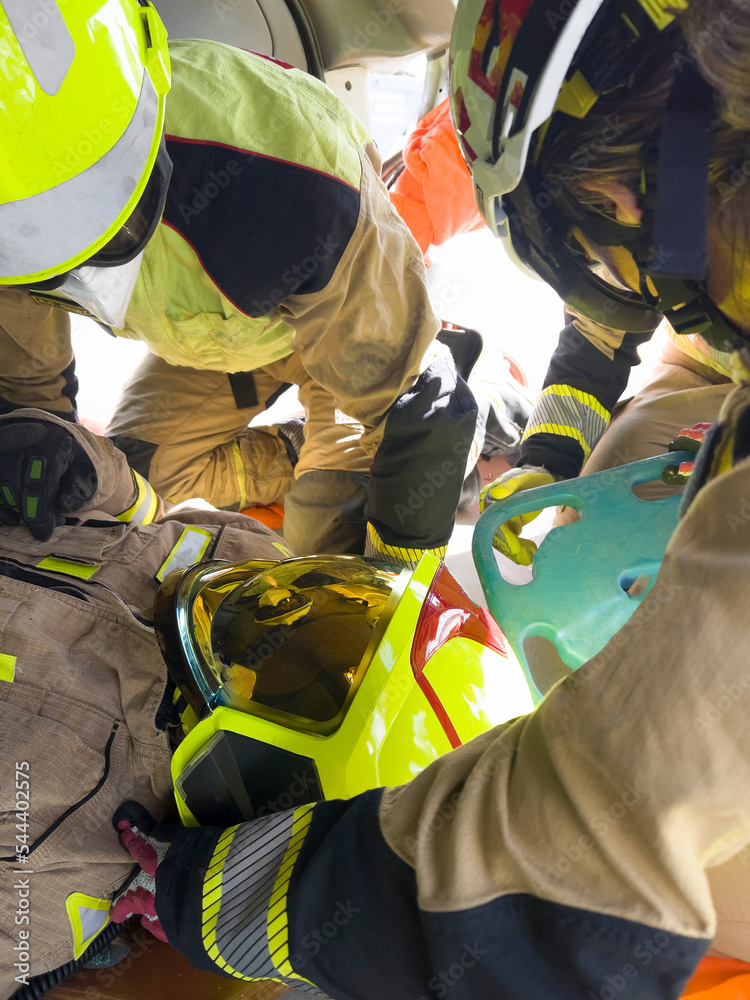 At the scene of a traffic accident: Paramedics and firefighters save ...