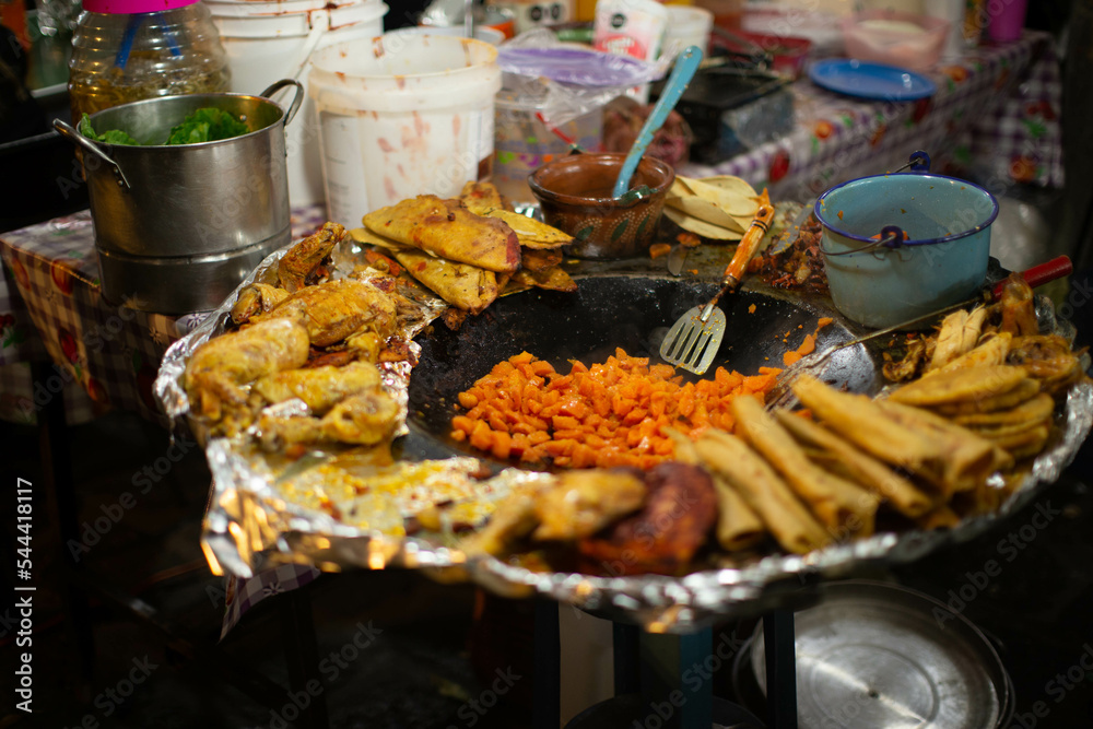 Manos haciendo comida mexicana en Morelia, para el dia de muertos ...