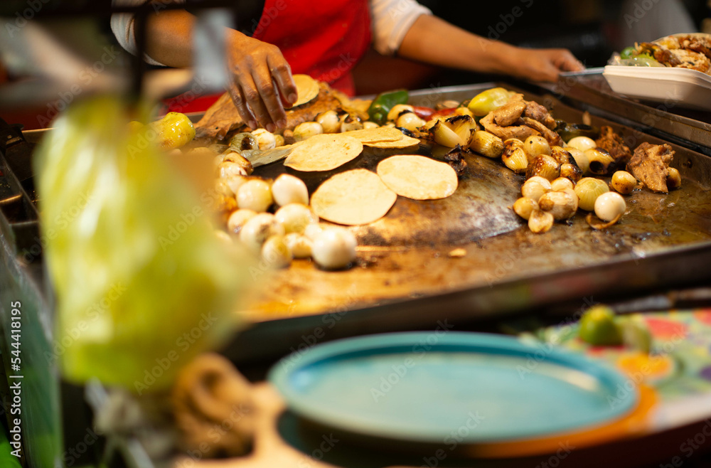 Manos haciendo comida mexicana en Morelia, para el dia de muertos ...