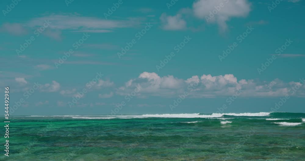 Static view of sea. The endless horizon, ocean waves roll towards the ...