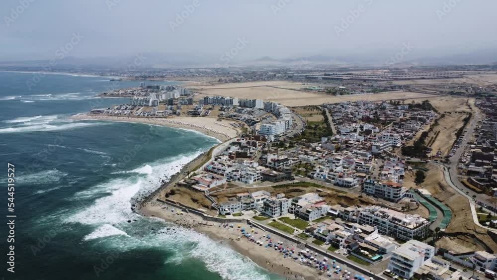 Toma aérea con Drone del Balnearia Punta Hermosa en Lima Perú. Toma de ...