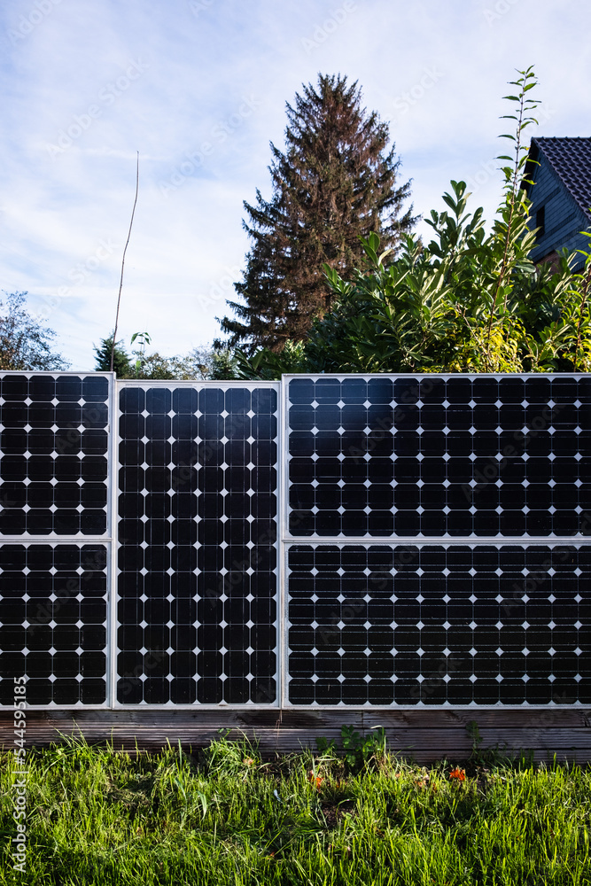 Solarpanele als Gartenzaun und Sichtschutz an einer Straße in ...