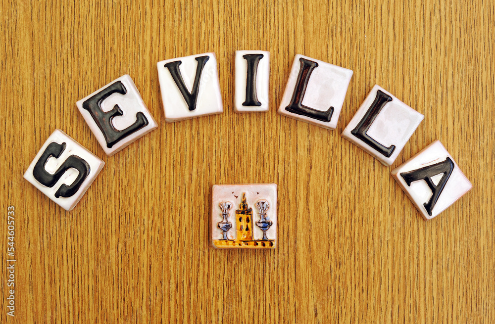 Letrero en azulejos de relieve con la palabra Sevilla y la Giralda ...