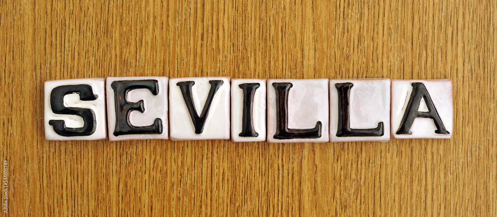 Recuerdo turístico de Sevilla. Letrero en azulejos de relieve con la ...