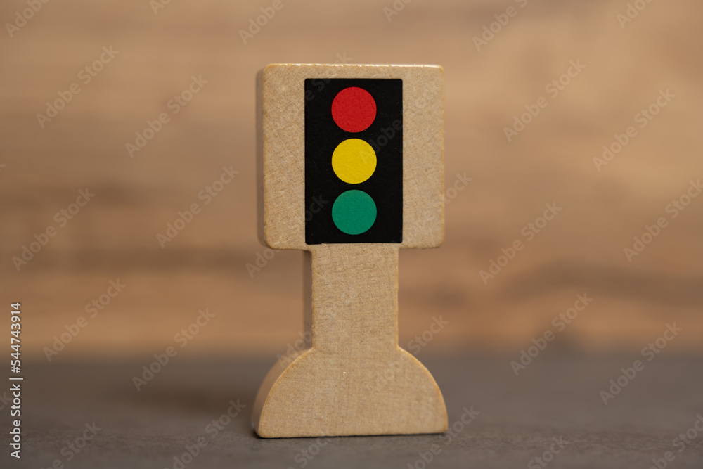 Foto de panneau de feu tricolore en bois symbole jouet pour enfant do ...