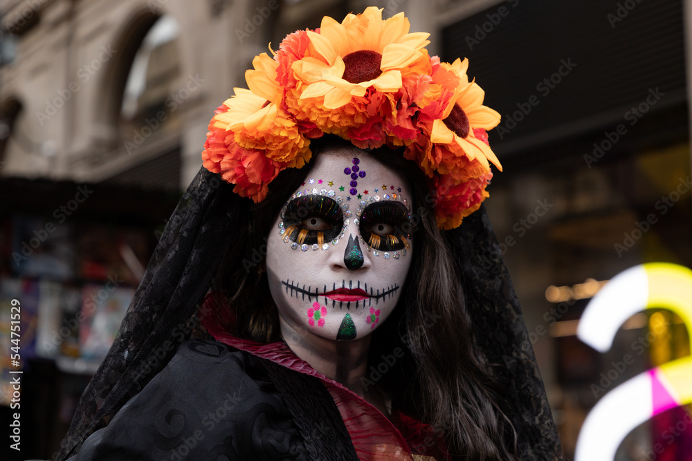 Mujer disfrazada de catrina con velo negro y arreglo floral en la ...