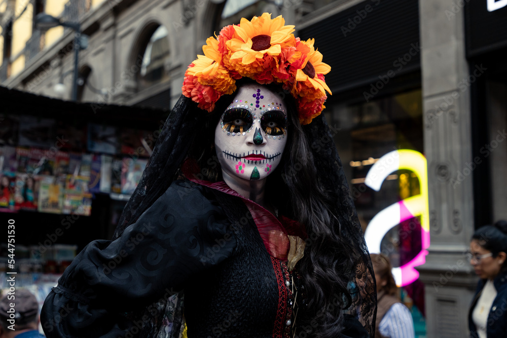 Mujer disfrazada de catrina con velo negro y arreglo floral en la ...
