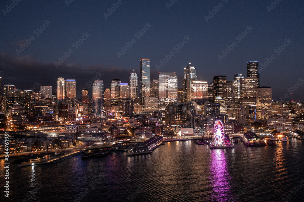 Foto de Seattle, Washington, USA - November 2022, night aerial view of ...