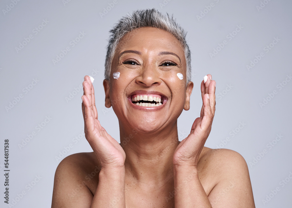 Stockfoto Happy senior woman with skincare, beauty and healthy cosmetic ...