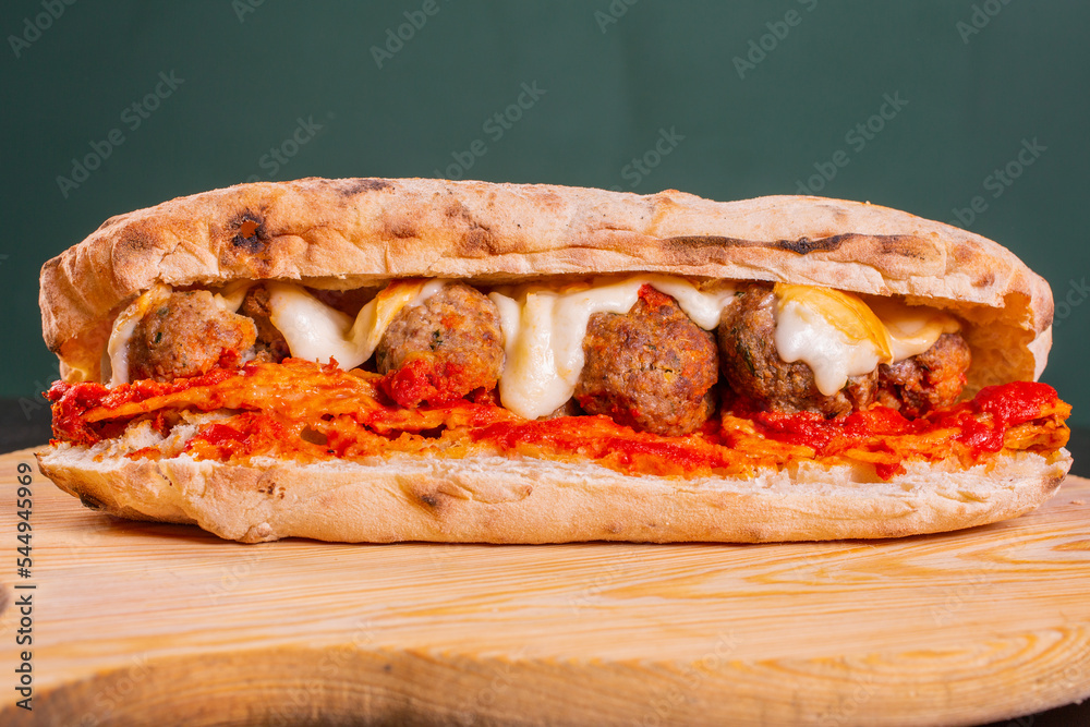 Panuozzo napoletano con sudo di pomodoro, provola affumicata, polpette ...