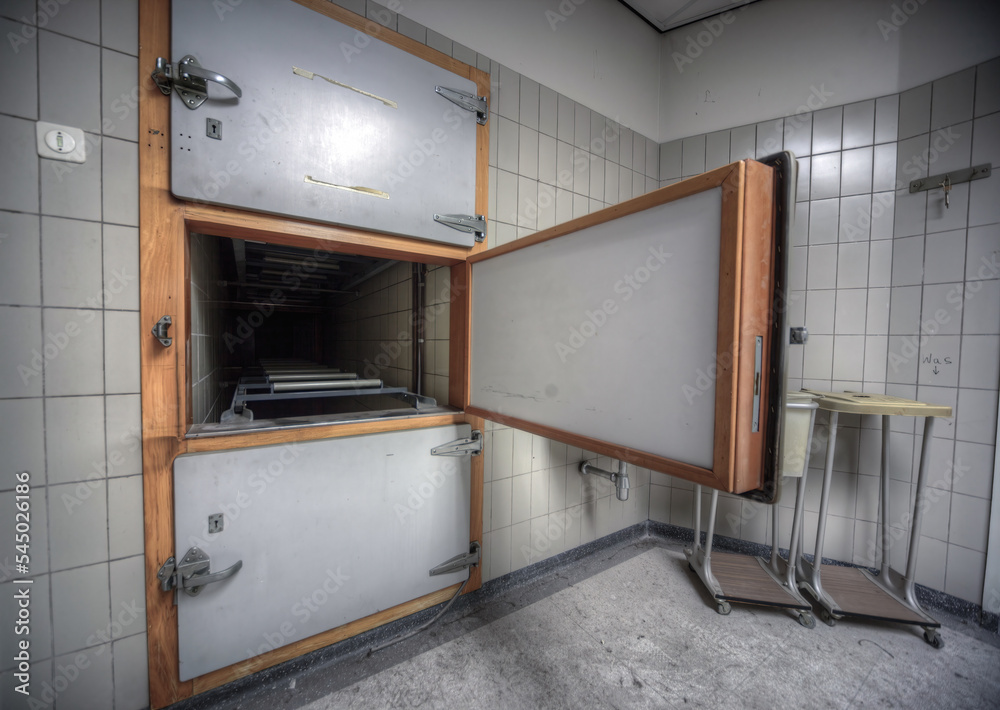 Autopsy antique tables in the morgue in clinic from the big city. foto ...