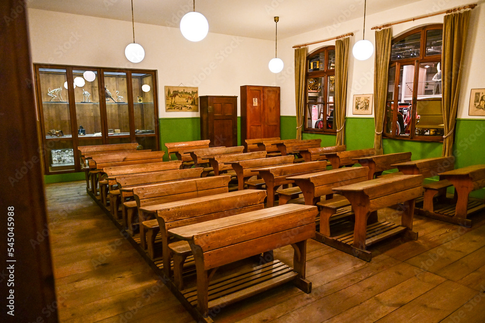 Altes Klassenzimmer um 1900 mit Holzbänken in einer Schule Stock Photo ...