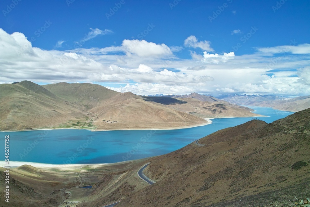 Scenic view of Lake Yamdrok (Yamzho Yumco) - one of the three largest ...