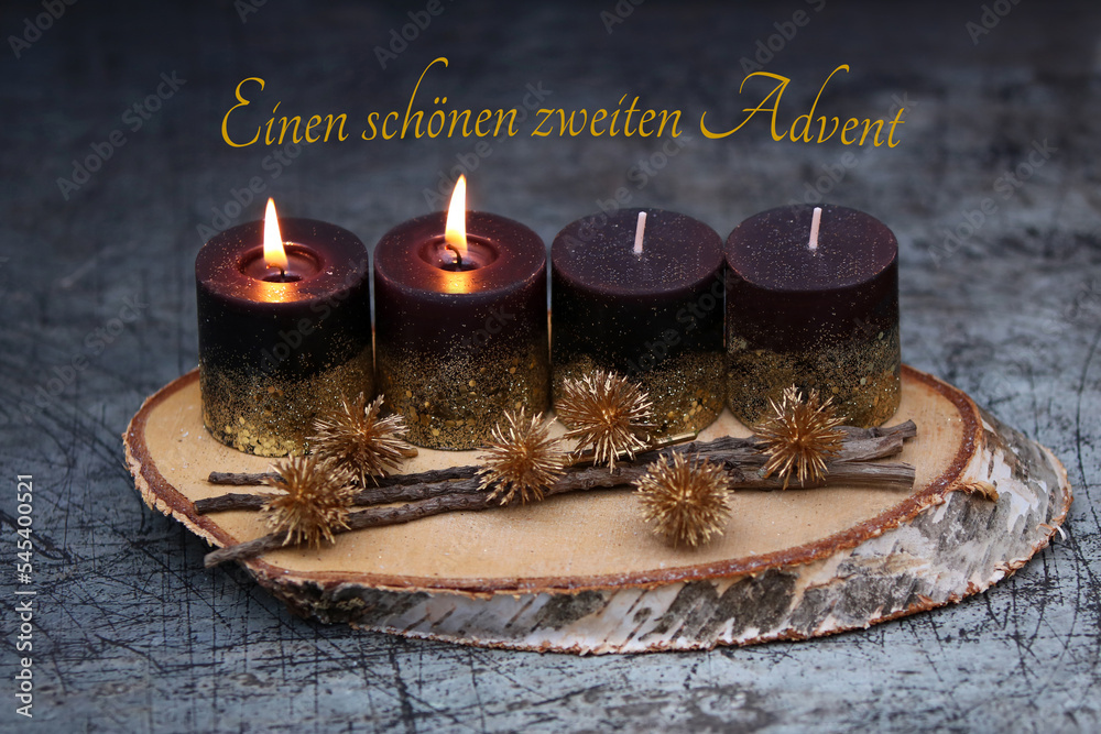 Fotoserie zur Adventszeit: Braune Kerzen mit Weihnachtsschmuck auf ...