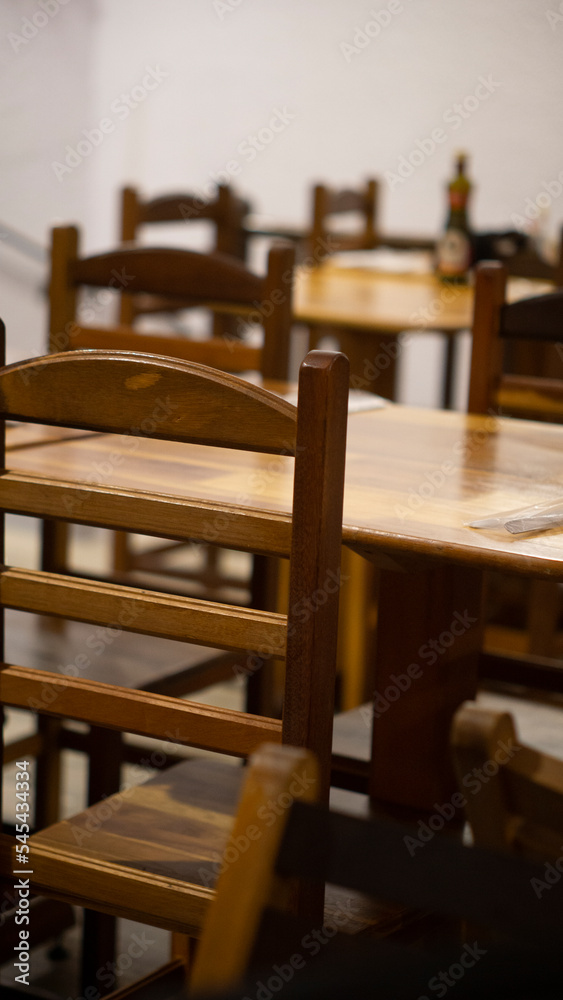 Foto Stock night bar table and chair, rustic wood withtexture, pattern ...