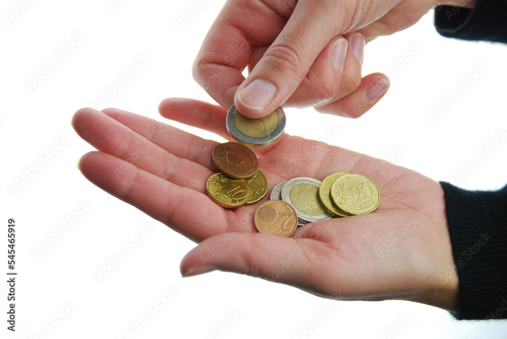 Hände mit Geld Münzen, freistend auf weißem Hintergrund Stock Photo ...