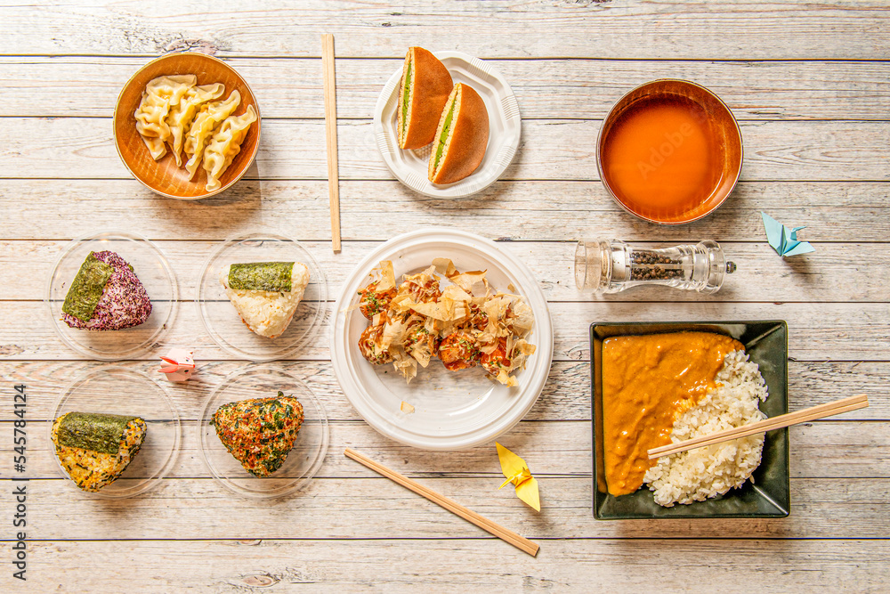 Foto de Japanese food dishes with sushi, rice rolls, fried gyozas ...