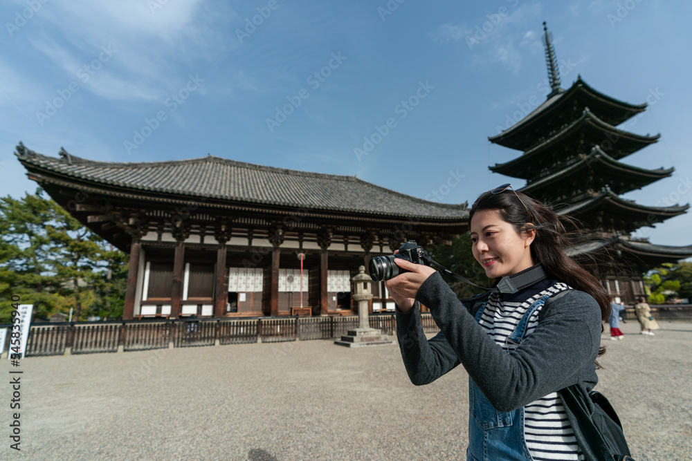 Foto de smiling asian Japanese female photographer taking pictures to ...