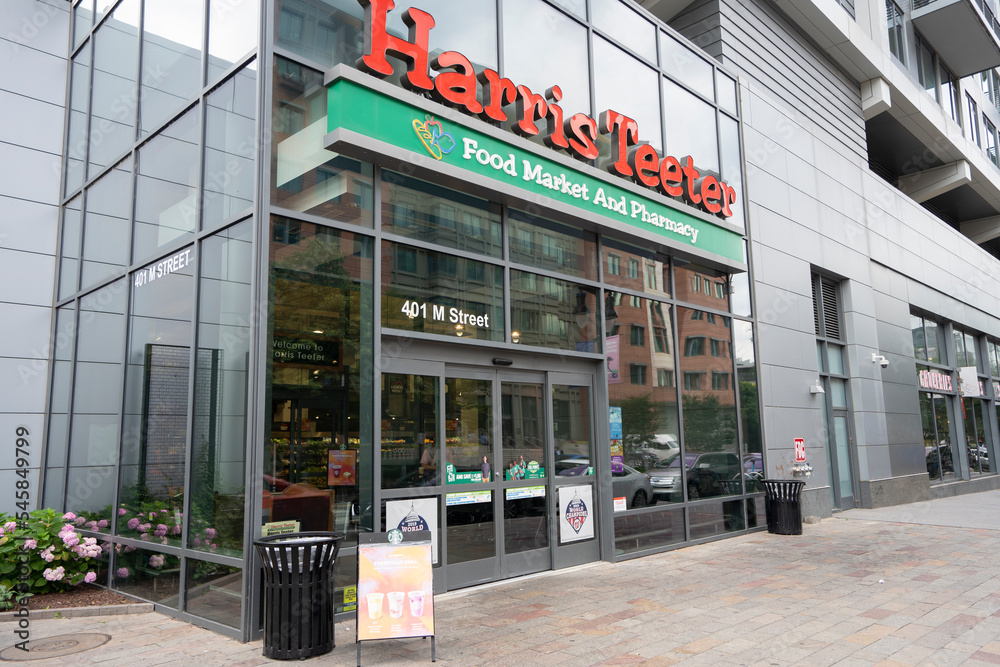Washington, DC, USA - June 22, 2022: Front view of a Harris Teeter Food ...