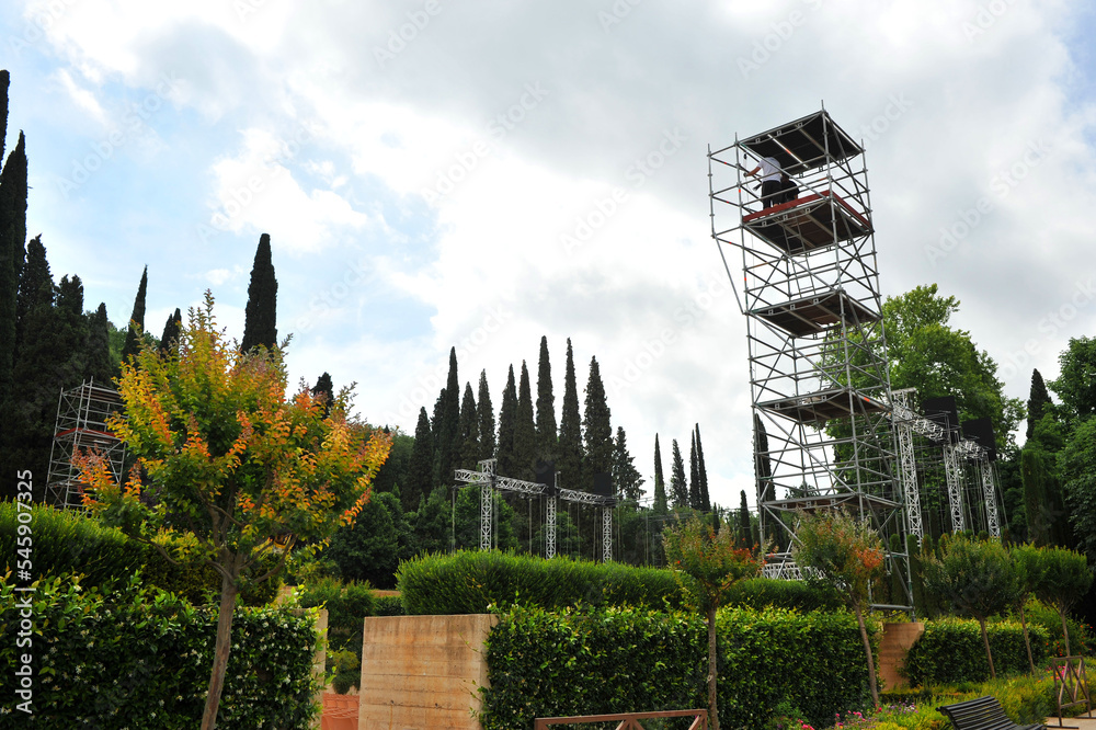 Torre de luces y sonido montada con andamios y plataformas de aluminio ...