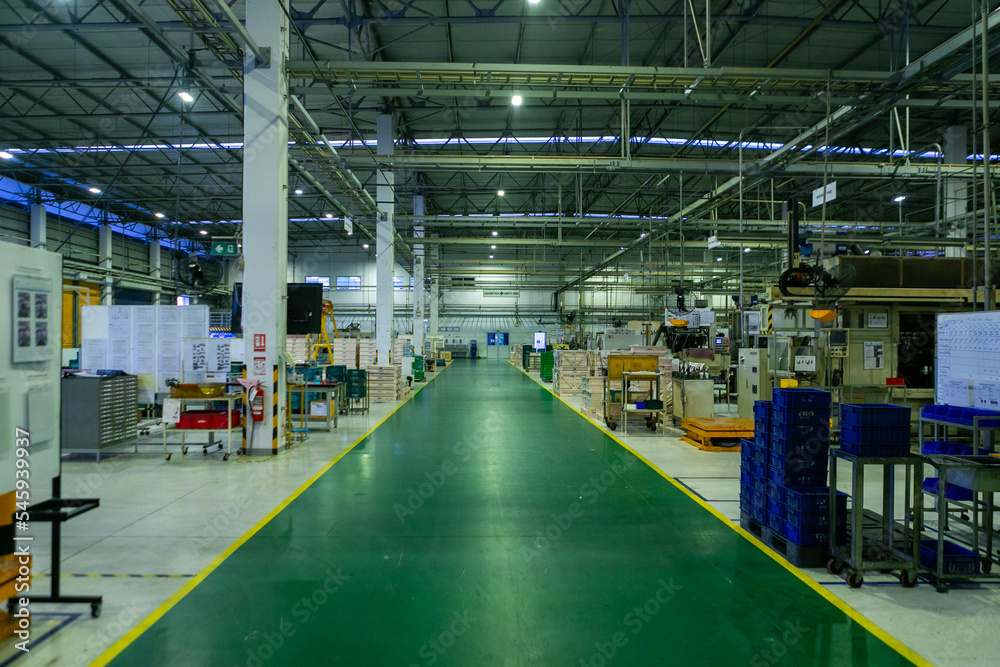 Foto de The storage for keeping the finished goods automotive parts and ...