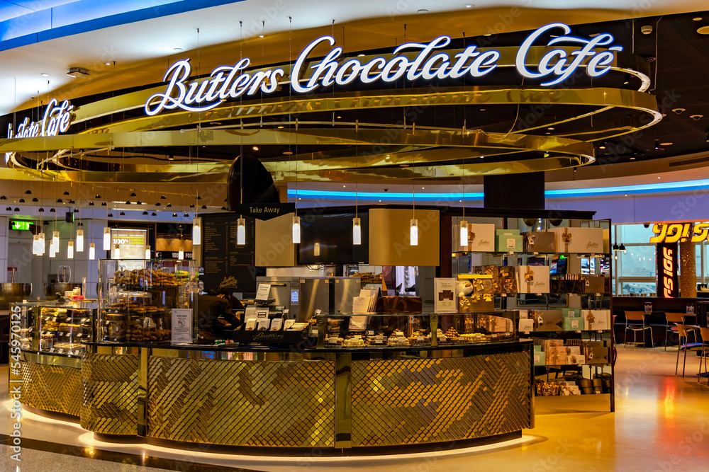 Foto de UAE, DUBAI, NOVEMBER, 2022: Gold interior of Butlers Chocolate ...