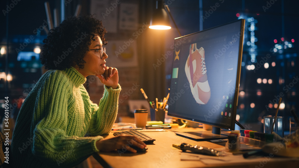 Foto de Black Female Art Director Reviewing 3d Model of Shoe, Working ...
