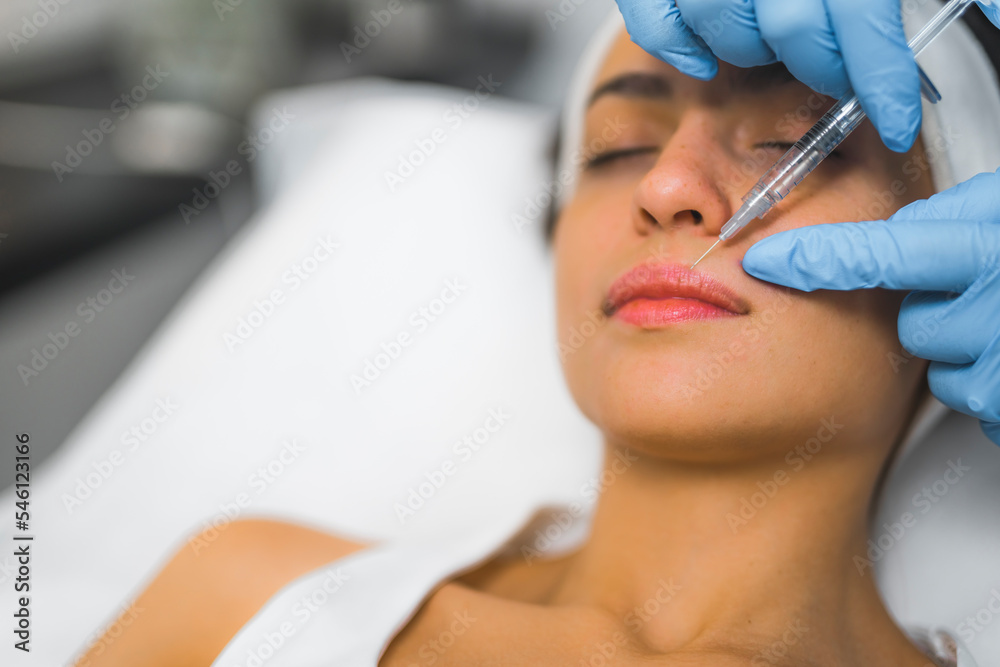Foto de Extreme closeup indoor shot showing lip filler procedure at SPA ...