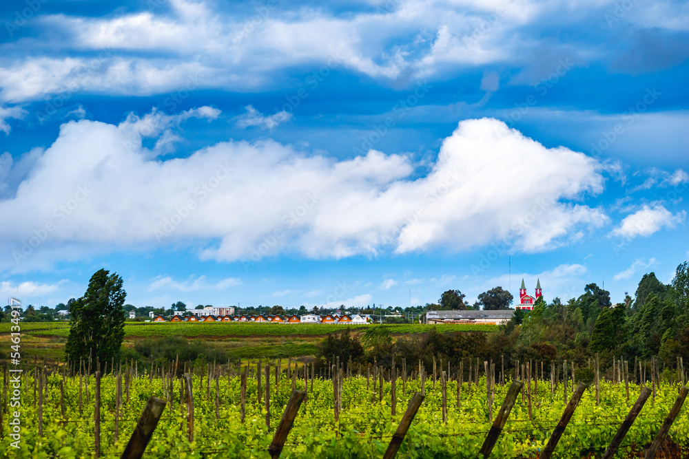 Paisaje del pueblo la ciudad de Cauquenes de Chile, debajo de un cielo ...