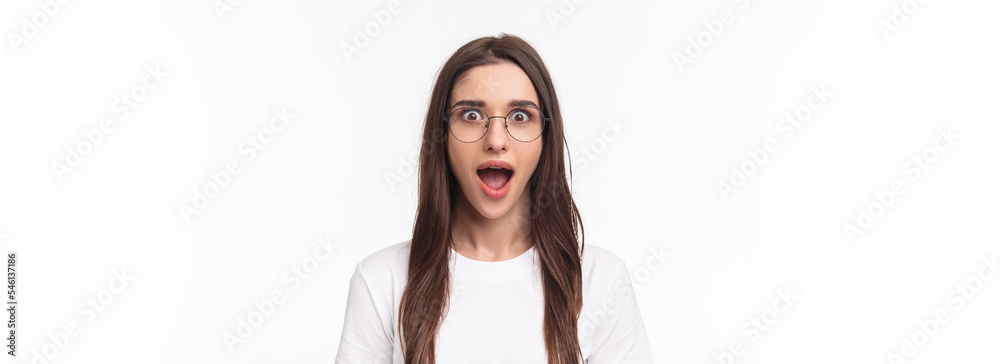 Close-up portrait of enthusiastic, intrigued young brunette woman ...