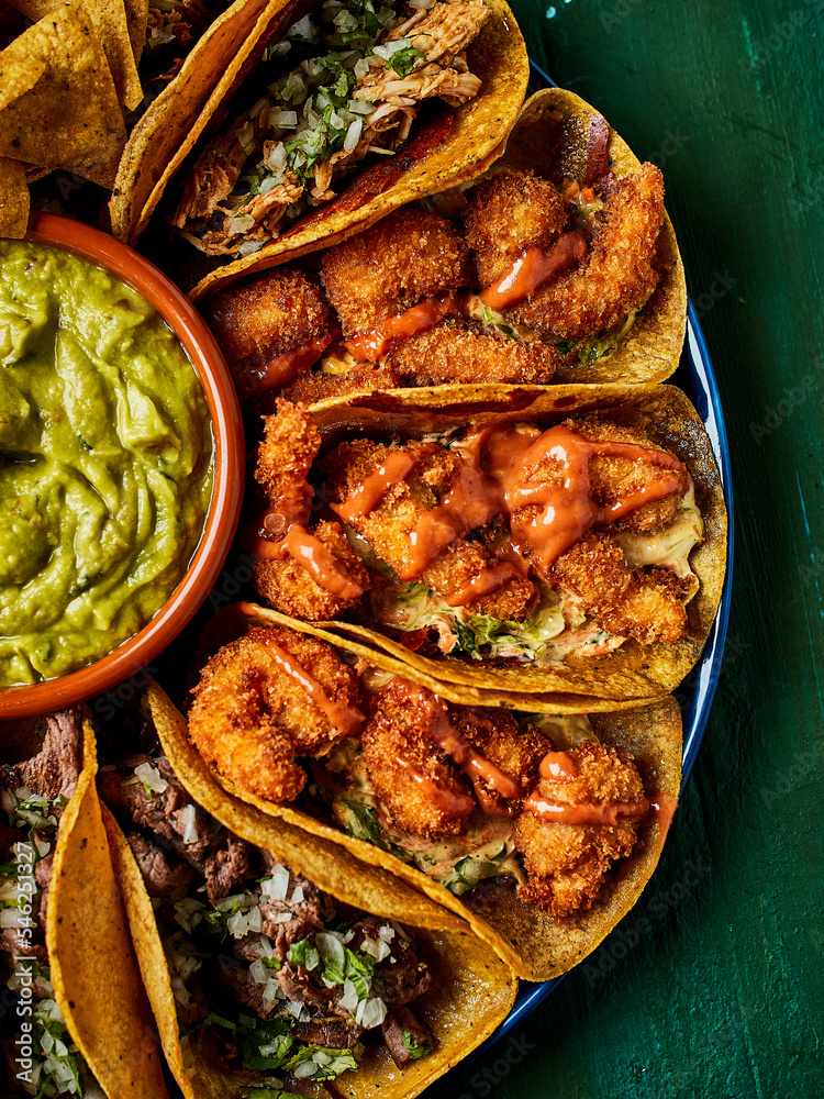 Bandeja de Tacos mexicanos preparados en Colombia con amor Stock-Foto ...