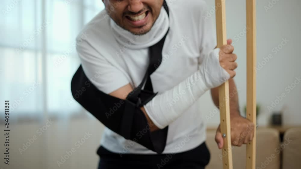 Vidéo Stock Man suffered pain from accident fracture broken bone injury ...